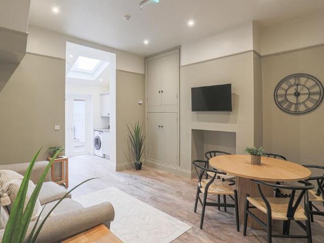 1 bedroom in a house share to rent