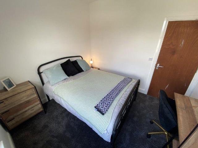 1 bedroom in a house share to rent