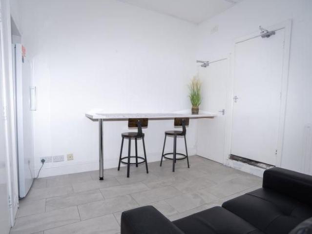 1 bedroom in a house share to rent