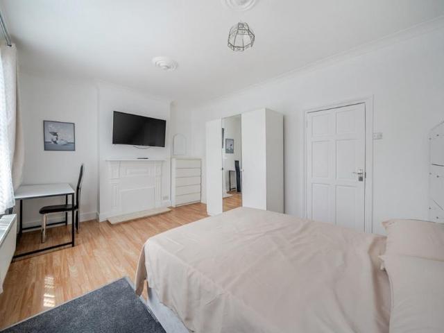 1 bedroom in a house share to rent
