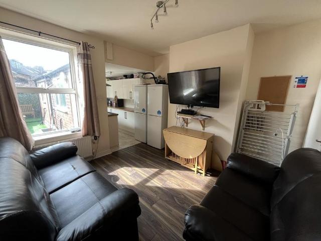 1 bedroom in a house share to rent