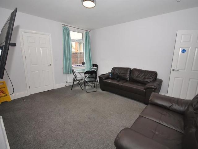 1 bedroom in a house share to rent