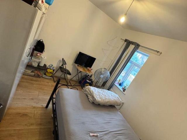 1 bedroom in a house share to rent