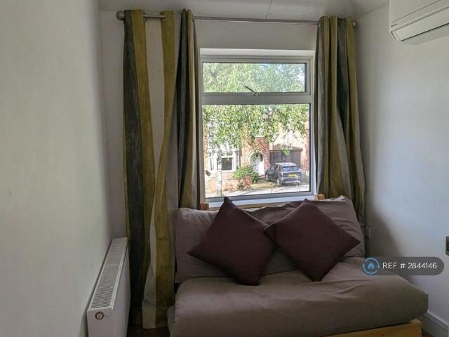 1 bedroom in a house share to rent