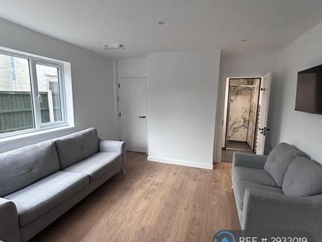 1 bedroom in a house share to rent