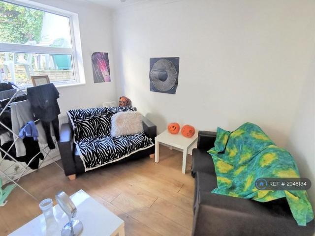 1 bedroom in a house share to rent