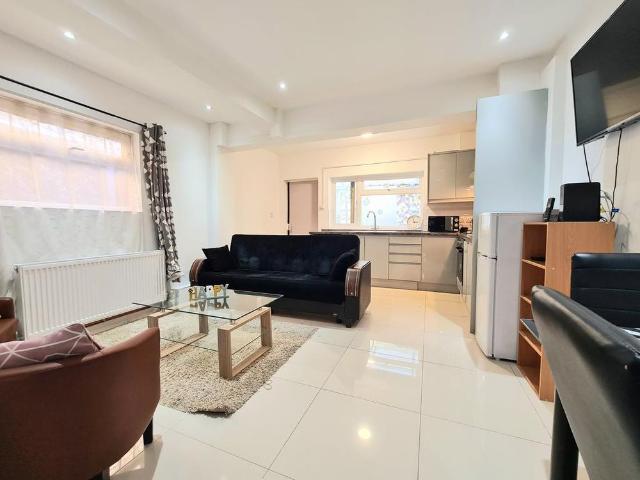 1 bedroom in a house share to rent