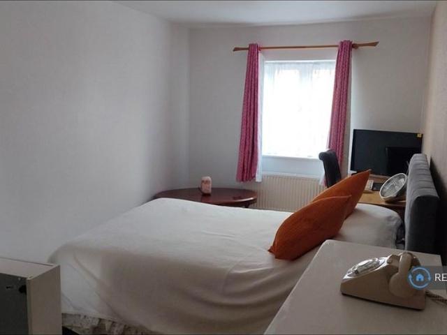 1 bedroom in a house share to rent