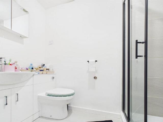 1 bedroom in a house share to rent