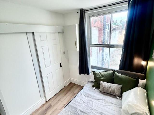 1 bedroom in a house share to rent
