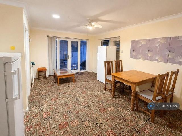 1 bedroom in a house share to rent