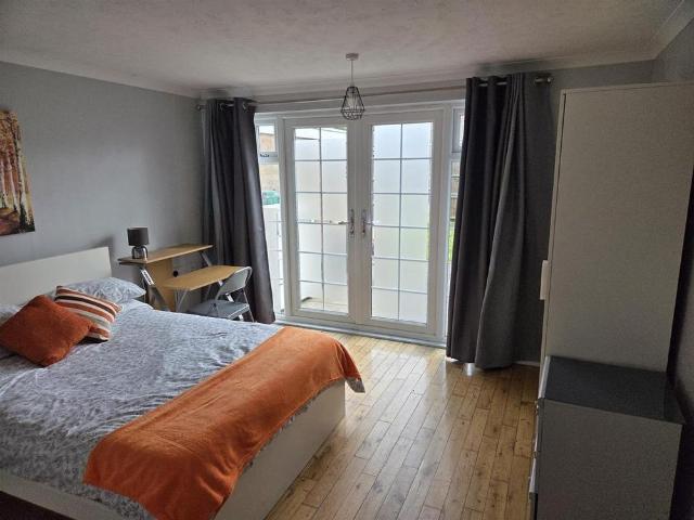 1 bedroom in a house share to rent
