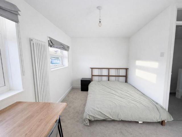 1 bedroom in a house share to rent