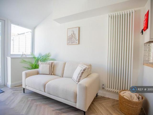 1 bedroom in a house share to rent