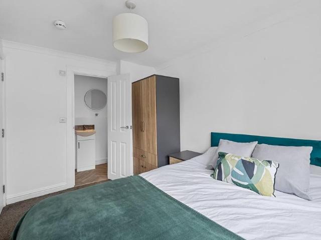1 bedroom in a house share to rent