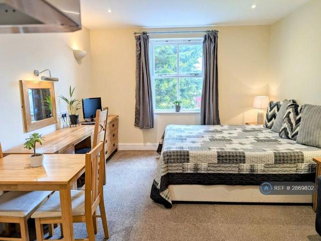 1 bedroom in a house share to rent