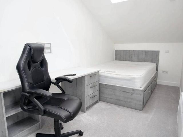 1 bedroom in a house share to rent