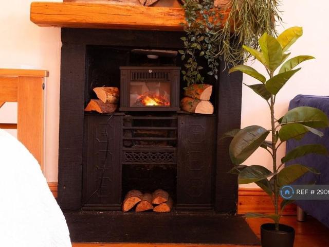 1 bedroom in a house share to rent
