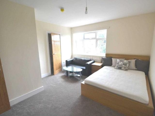 1 bedroom in a house share to rent