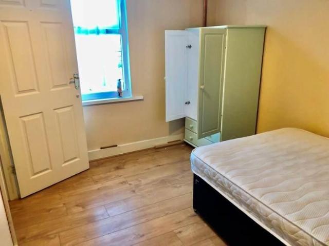 1 bedroom in a house share to rent