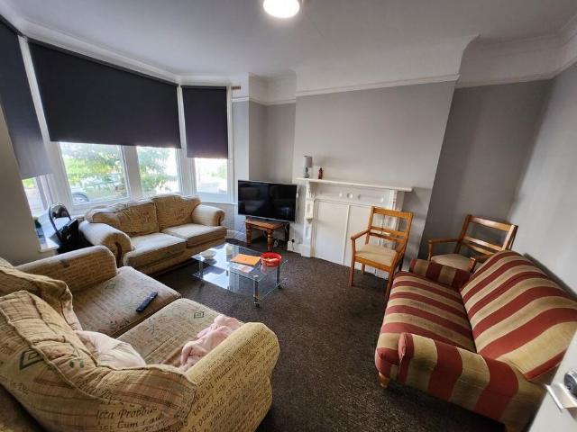 1 bedroom in a house share to rent