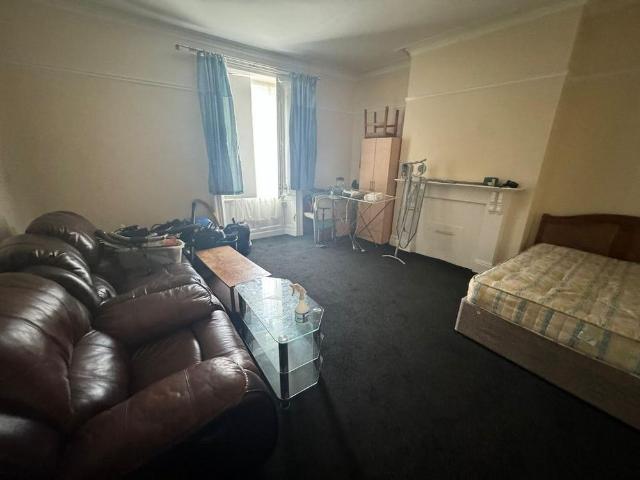 1 bedroom in a house share to rent