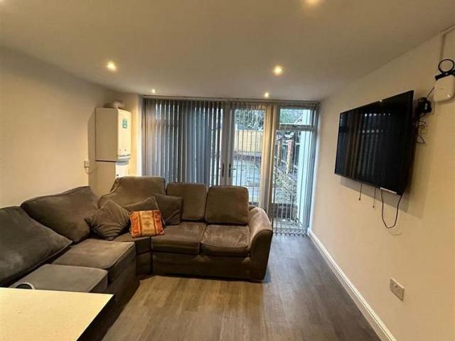 1 bedroom in a house share to rent