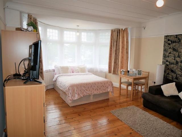 1 bedroom in a house share to rent