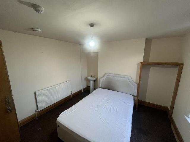 1 bedroom in a house share to rent