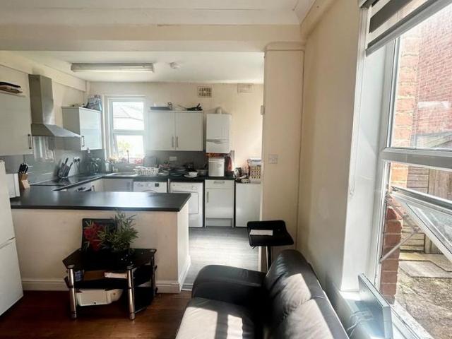 1 bedroom in a house share to rent