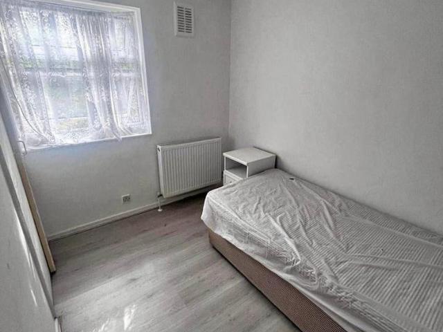 1 bedroom in a house share to rent