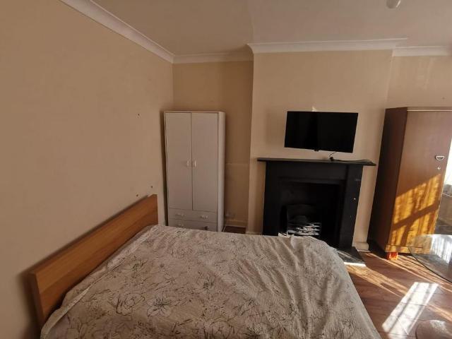 1 bedroom in a house share to rent
