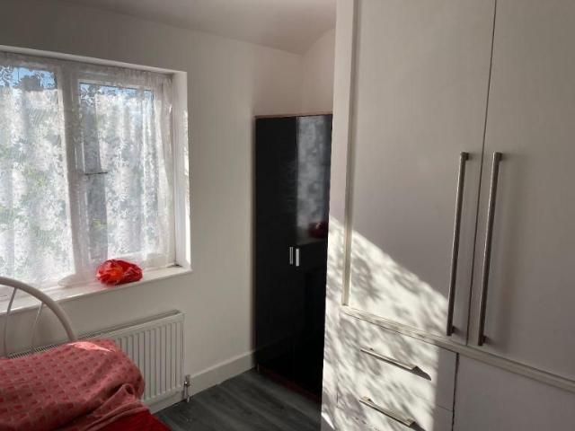 1 bedroom in a house share to rent