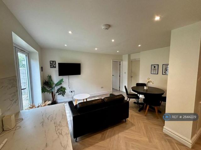 1 bedroom in a house share to rent