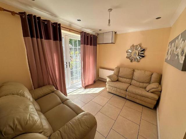1 bedroom in a house share to rent