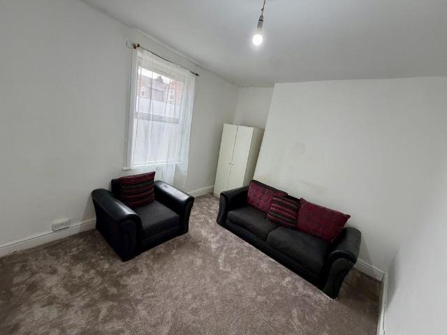 1 bedroom in a house share to rent