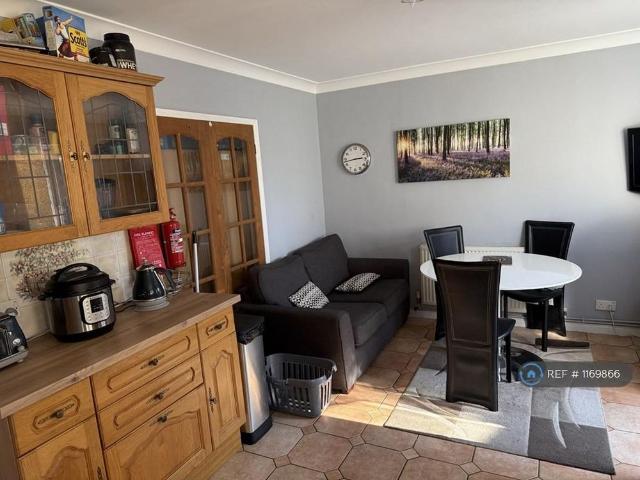 1 bedroom in a house share to rent
