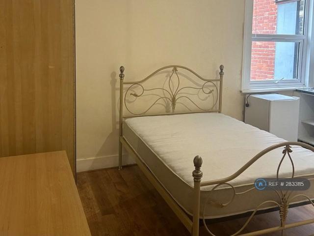1 bedroom in a house share to rent