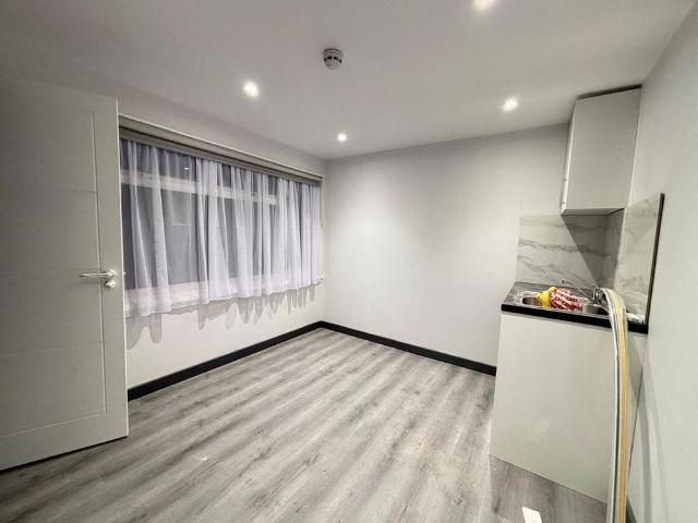 1 bedroom in a house share to rent