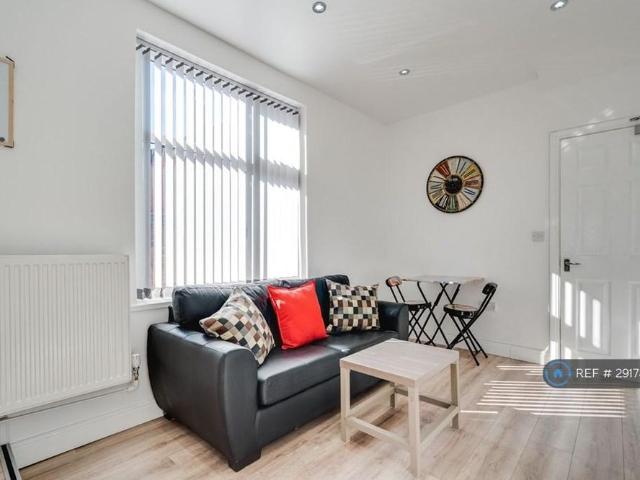 1 bedroom in a house share to rent