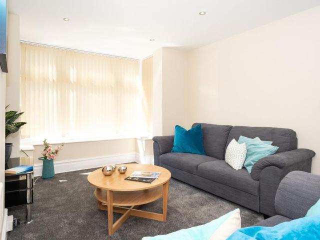 1 bedroom in a house share to rent