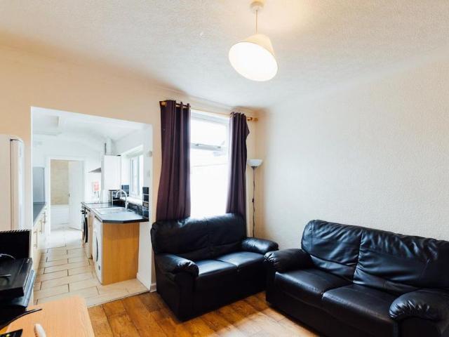 1 bedroom in a house share to rent