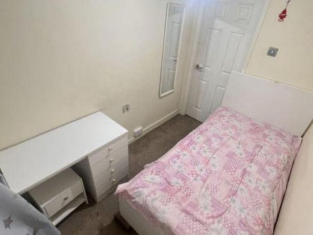 1 bedroom in a house share to rent