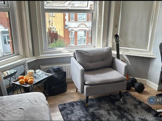 1 bedroom in a house share to rent