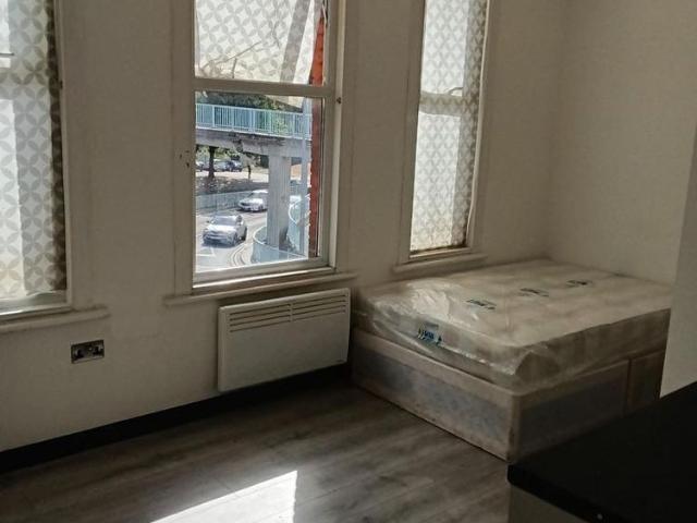 1 bedroom in a house share to rent