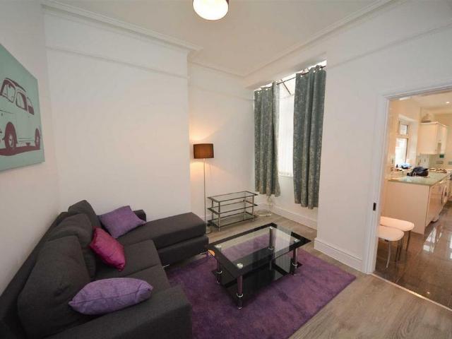 1 bedroom in a house share to rent