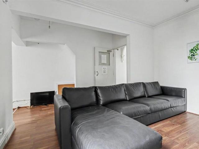 1 bedroom in a house share to rent
