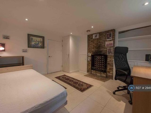 1 bedroom in a house share to rent