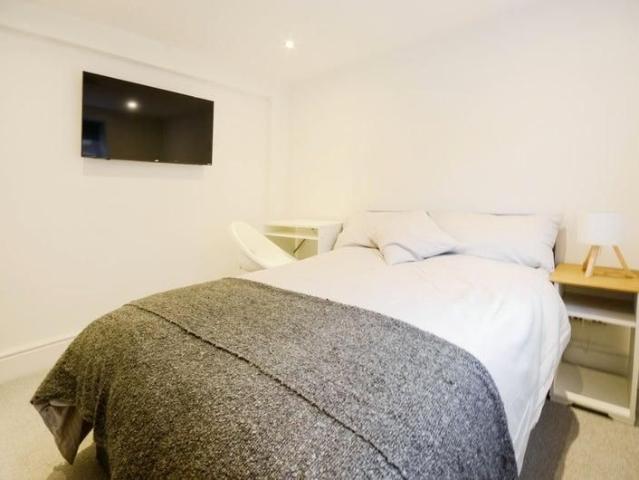 1 bedroom in a house share to rent