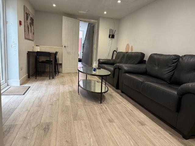 1 bedroom in a house share to rent